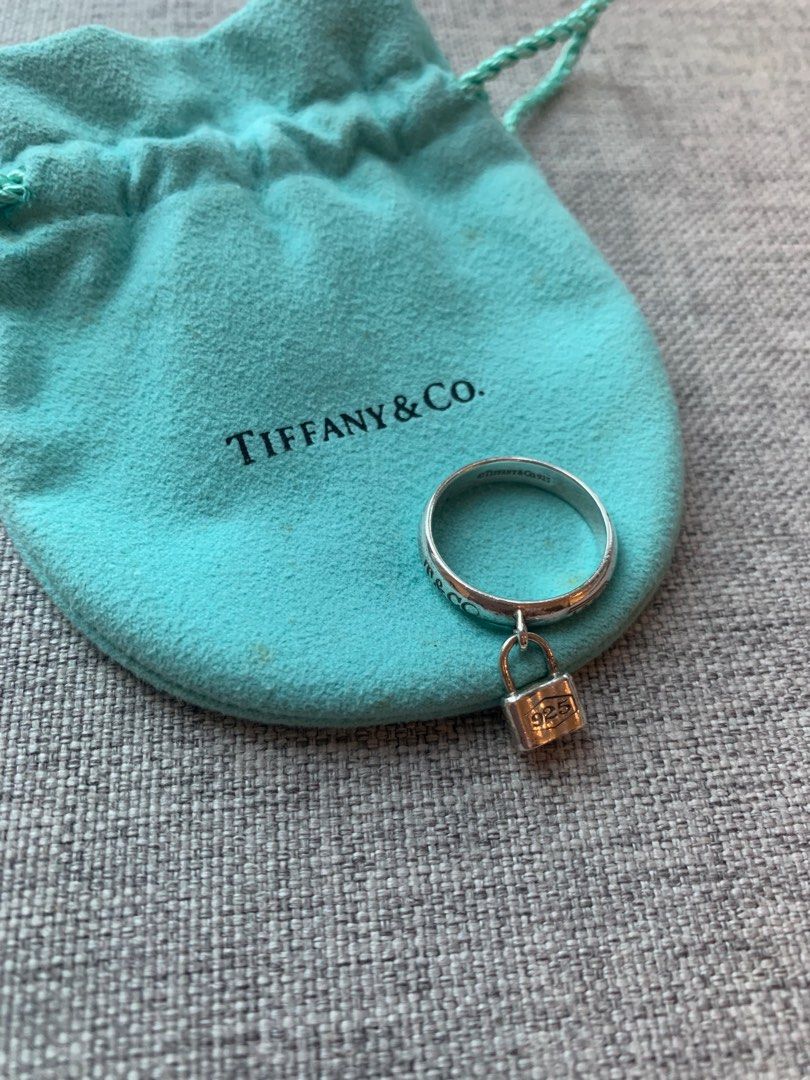 Tiffany & Co. dangle lock ring, 名牌, 飾物及配件 - Carousell