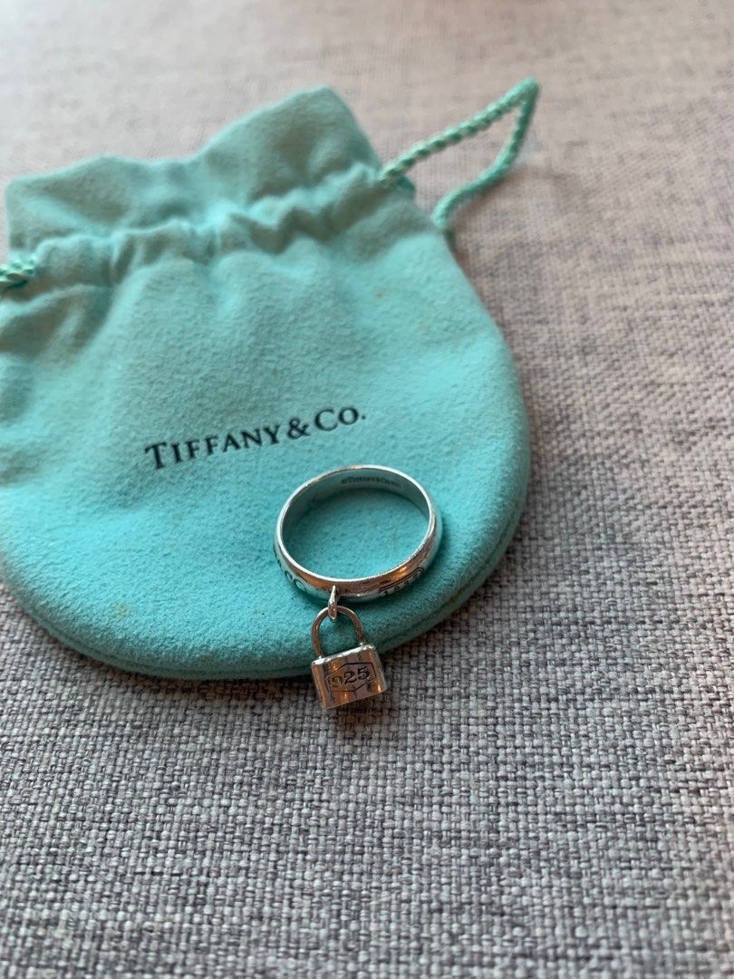 Tiffany & Co. dangle lock ring, 名牌, 飾物及配件 - Carousell