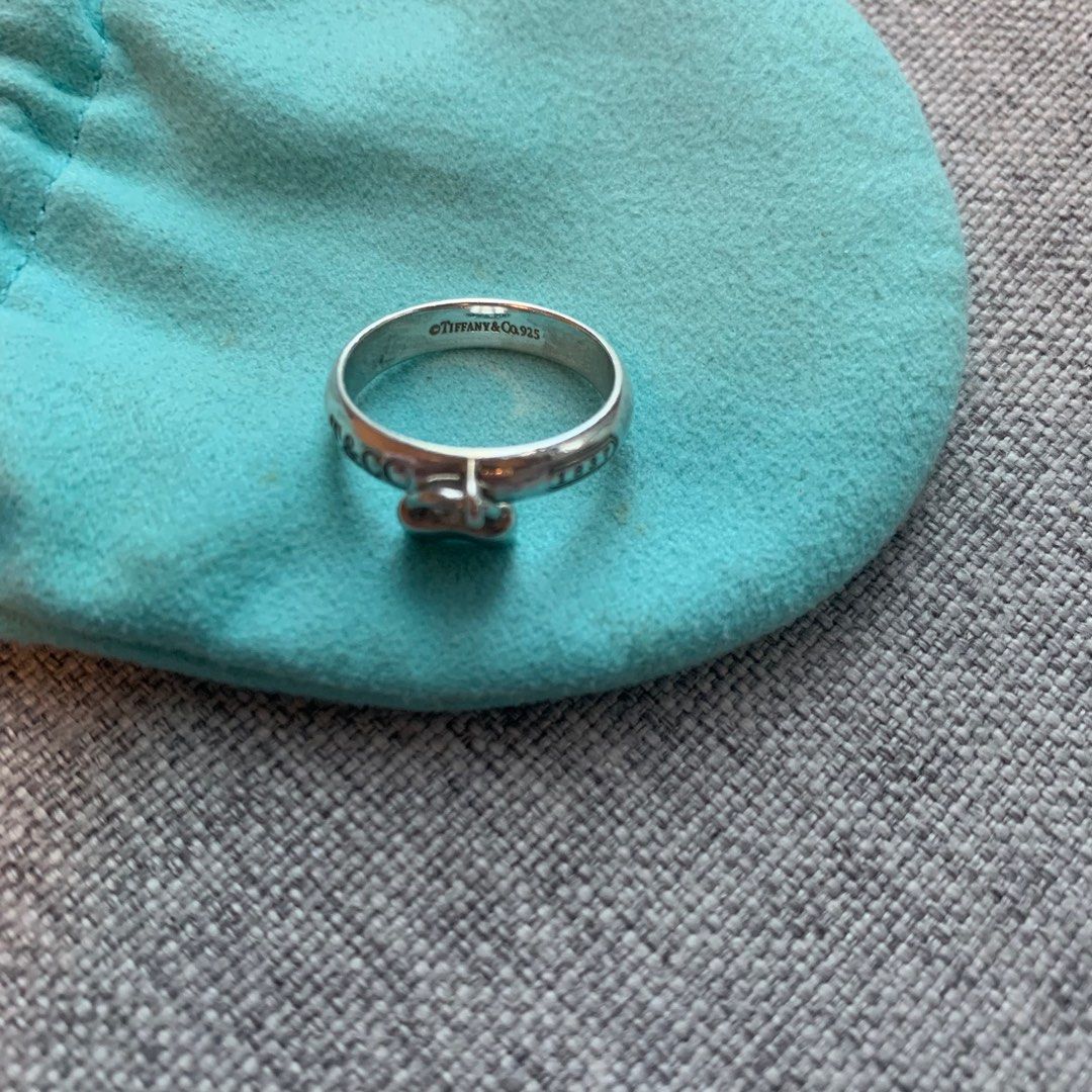 Tiffany & Co. dangle lock ring, 名牌, 飾物及配件 - Carousell