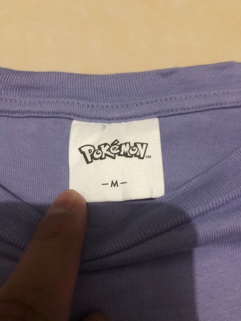 Uniqlo GU x Pokemon Kaos ungu biru bergambar pokedex 151 pokemon Mew, Fesyen Pria, Pakaian ...