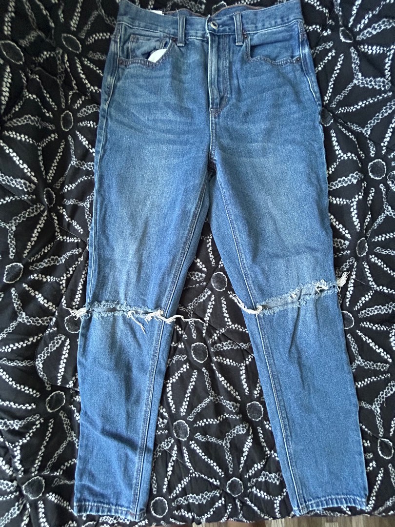 American Eagle Tattered Jeans, Women's Fashion, Bottoms, Jeans on Carousell