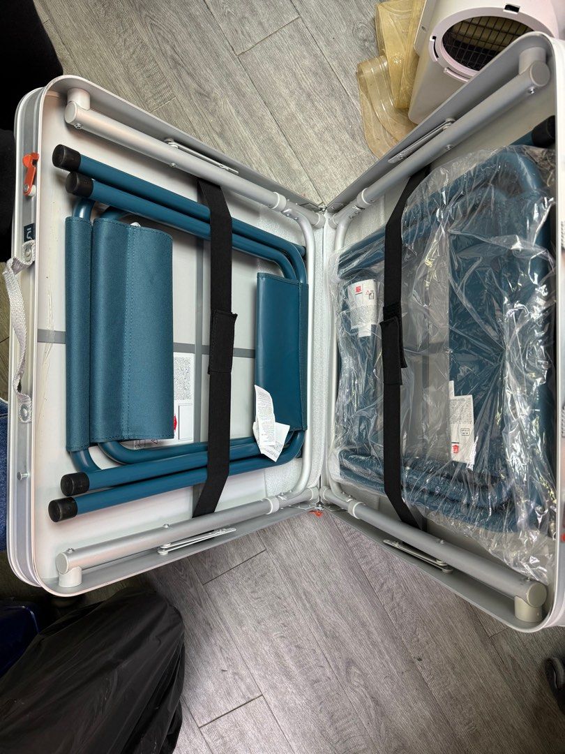 Decathlon folding camping table - 4 stools/chairs 迪卡儂 4 到 6 人折疊露營桌（附 4 ...