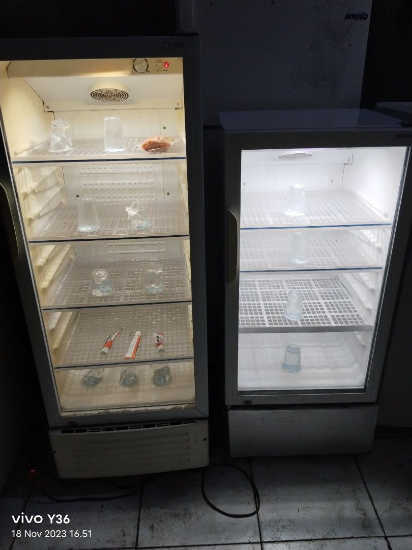 Di jual cepat showcase merk Sharp 3 rak, Elektronik, Lainnya di Carousell