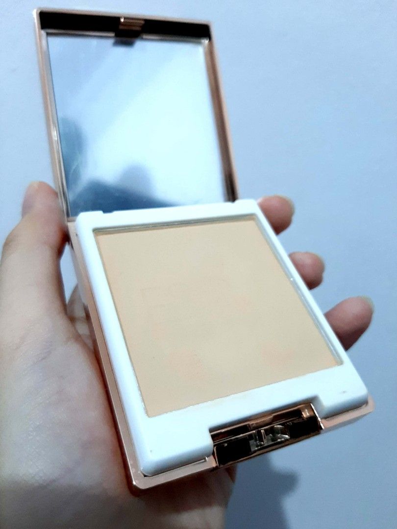 PRELOVED ESQA Flawless Powder Foundation Shade Custard, Kesehatan ...