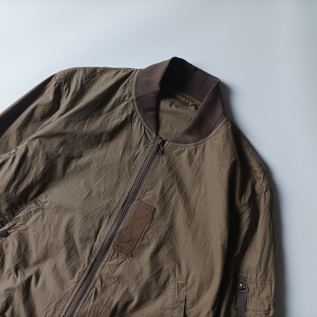 GU bomber coklat army, Fesyen Pria, Pakaian , Baju Luaran di Carousell