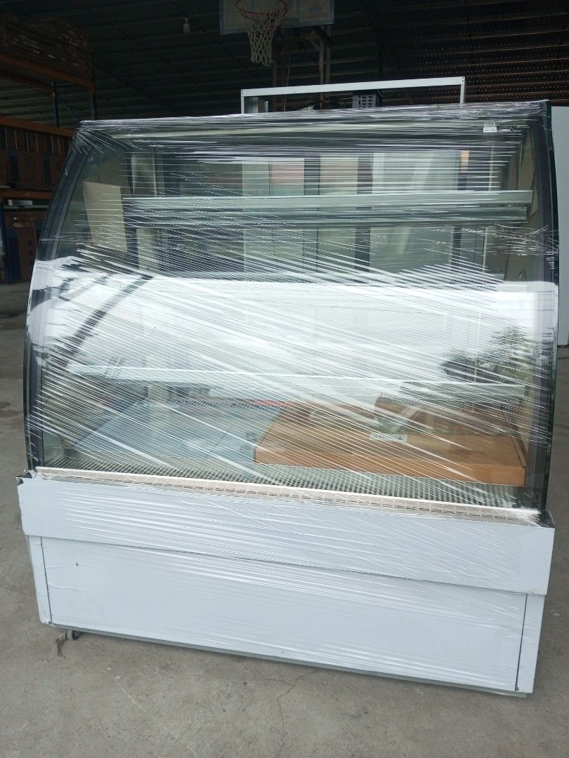 Sanden Cake Showcase Chiller, Food & Drinks, Chilled & Frozen Food on ...