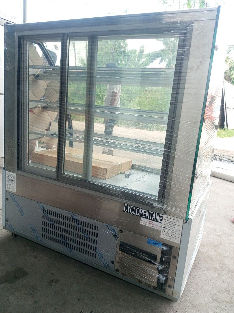 Sanden Cake Showcase Chiller, Food & Drinks, Chilled & Frozen Food on ...