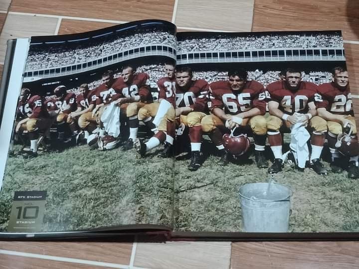 SPORTS ILLUSTRATED FOOTBALL'S GREATEST COFFEE TABLE BOOK, Hobbies ...