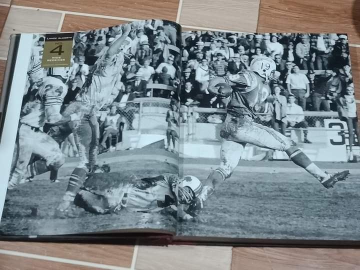 SPORTS ILLUSTRATED FOOTBALL'S GREATEST COFFEE TABLE BOOK, Hobbies ...