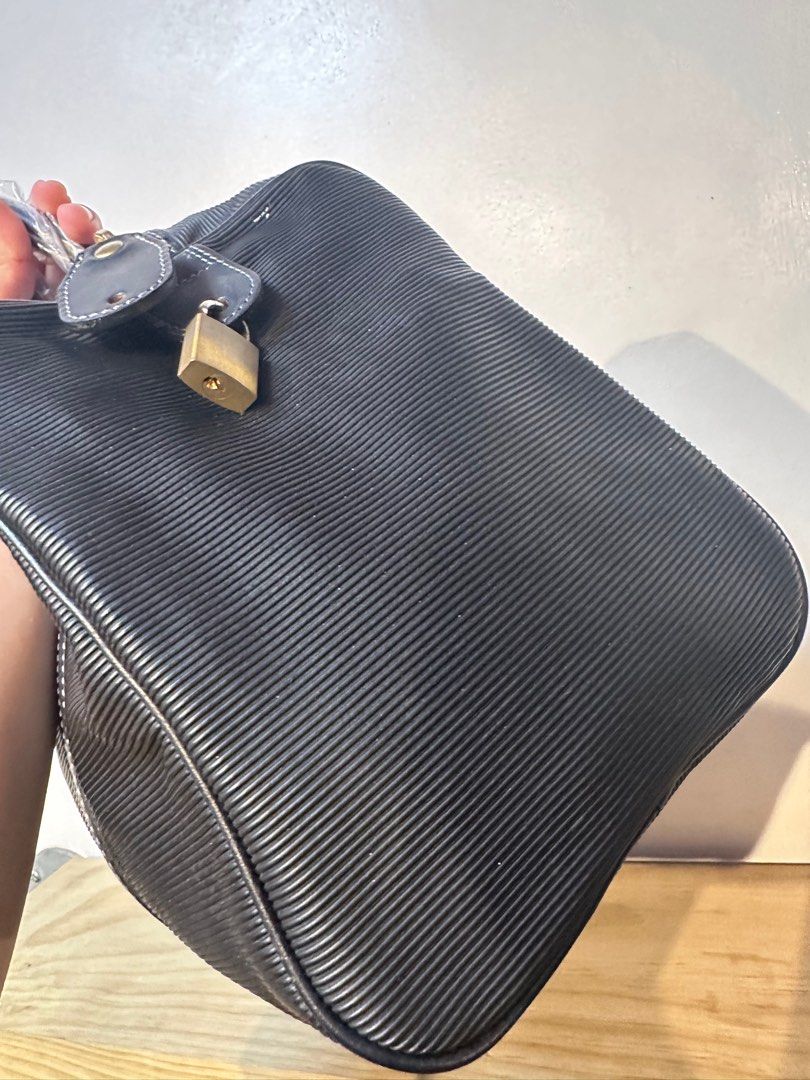 Why Travel Bag, Luxury, Bags & Wallets on Carousell