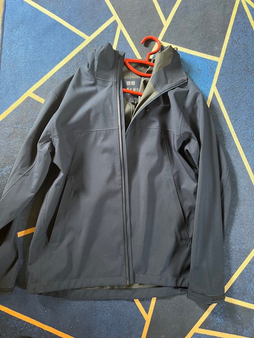 windbreaker blocktech uniqlo, Men's Fashion, Activewear on Carousell