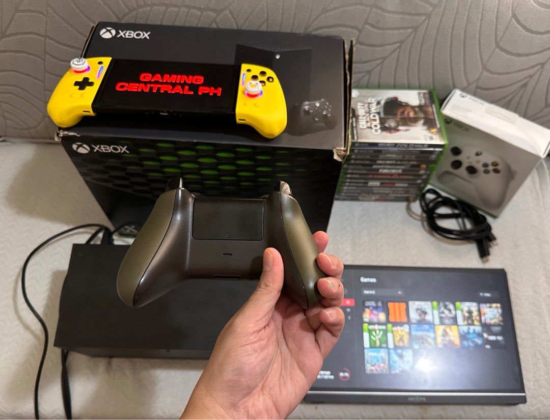 Xbox Series X Bundle (11 physical games and 2 controllers), Video ...