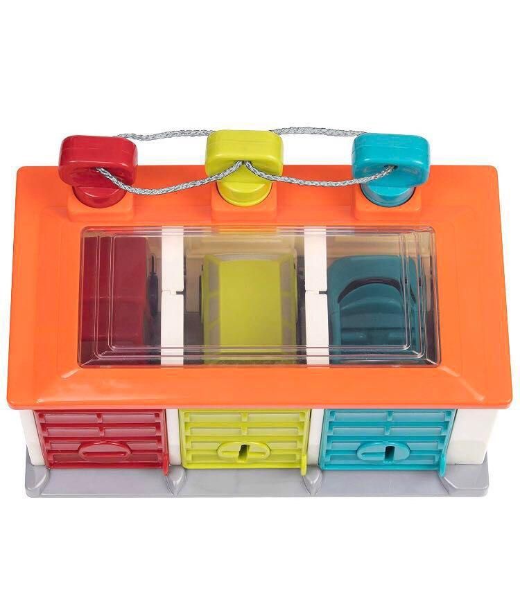 Battat 3 Car Plastic Garage with matching lock and key, Hobbies & Toys ...