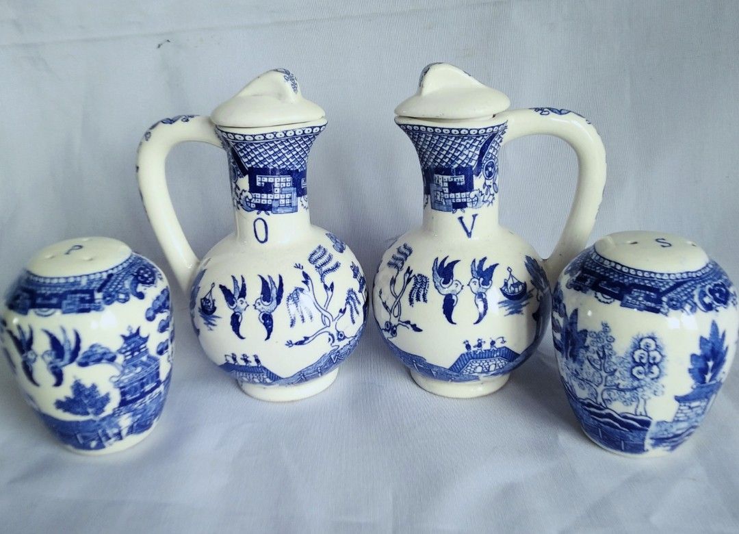 Blue Willow Japan Cruets and Shakers ( (1950's), Hobbies & Toys ...