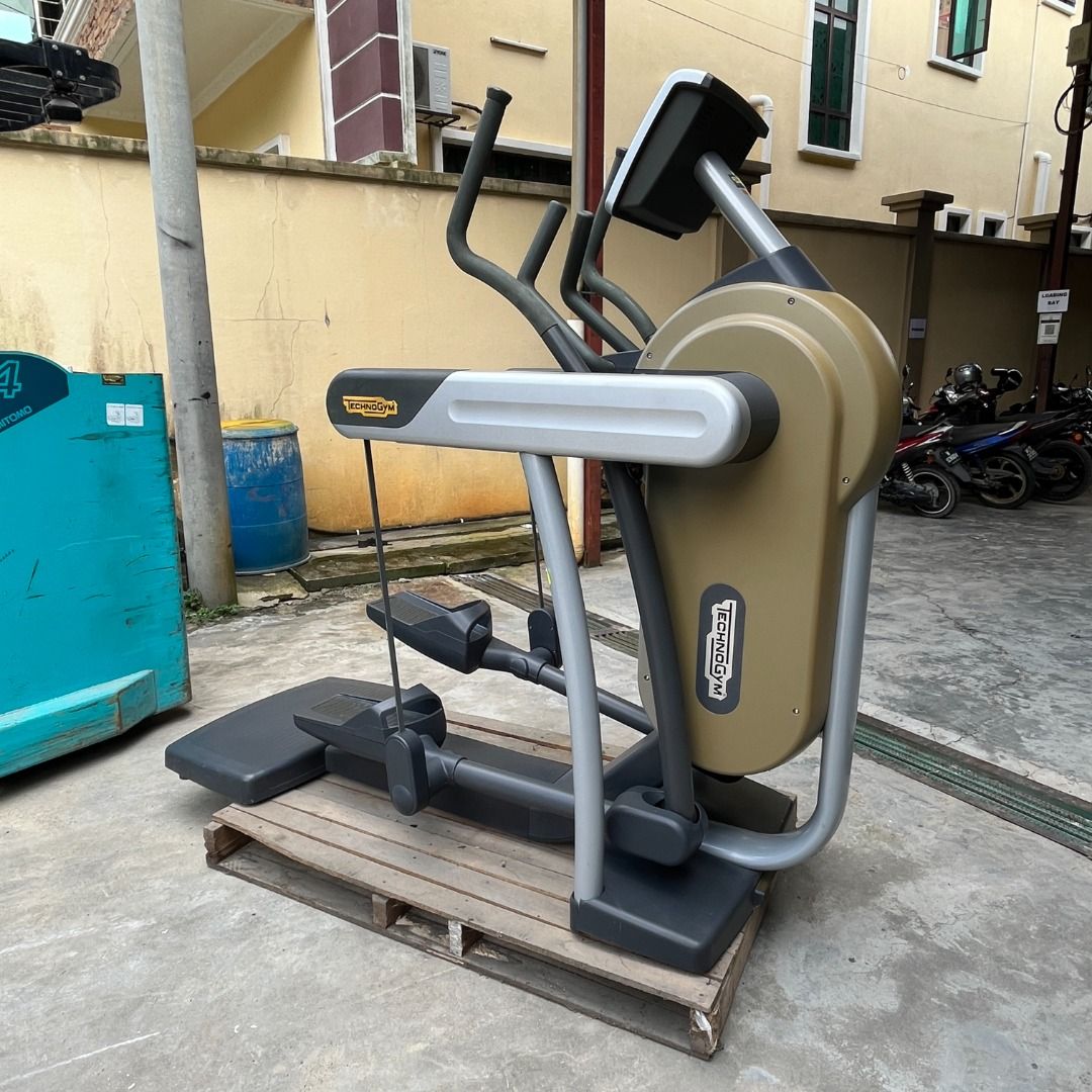 ELLIPTICAL EXERCISE TECHNOGYM VARIO, Sports Equipment, Other Sports ...