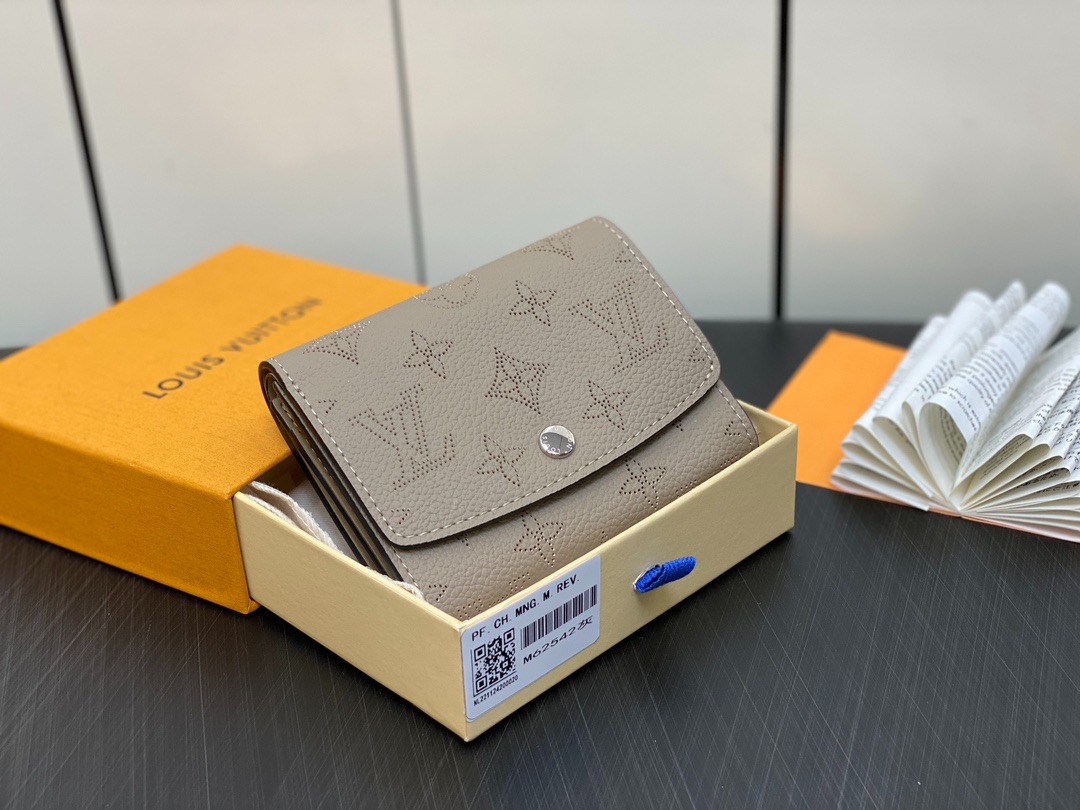 Iris Compact Wallet, Women's Fashion, Bags & Wallets, Wallets & Card holders on Carousell