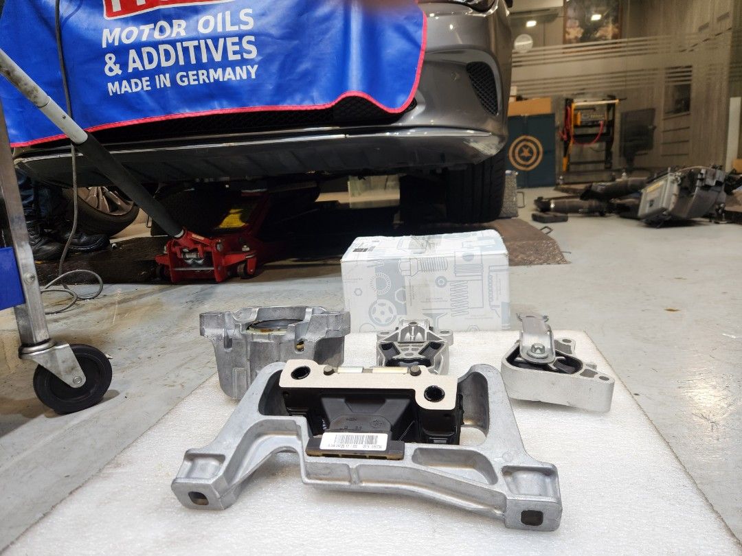 Mercedes-Benz W117 CLA180 Change Original Thermostat, Water Pump, Oil ...