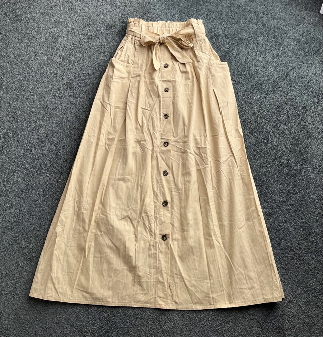 Rok Panjang krem, Fesyen Wanita, Pakaian Wanita, Gaun & Rok di Carousell