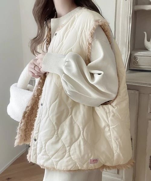 預購 日本品牌 Java 2way 棉絮絎縫 x 毛毛雙面背心 3色 Ivory / Black / Khaki 4碼, 女裝, 外套及戶外衣服 - Carousell