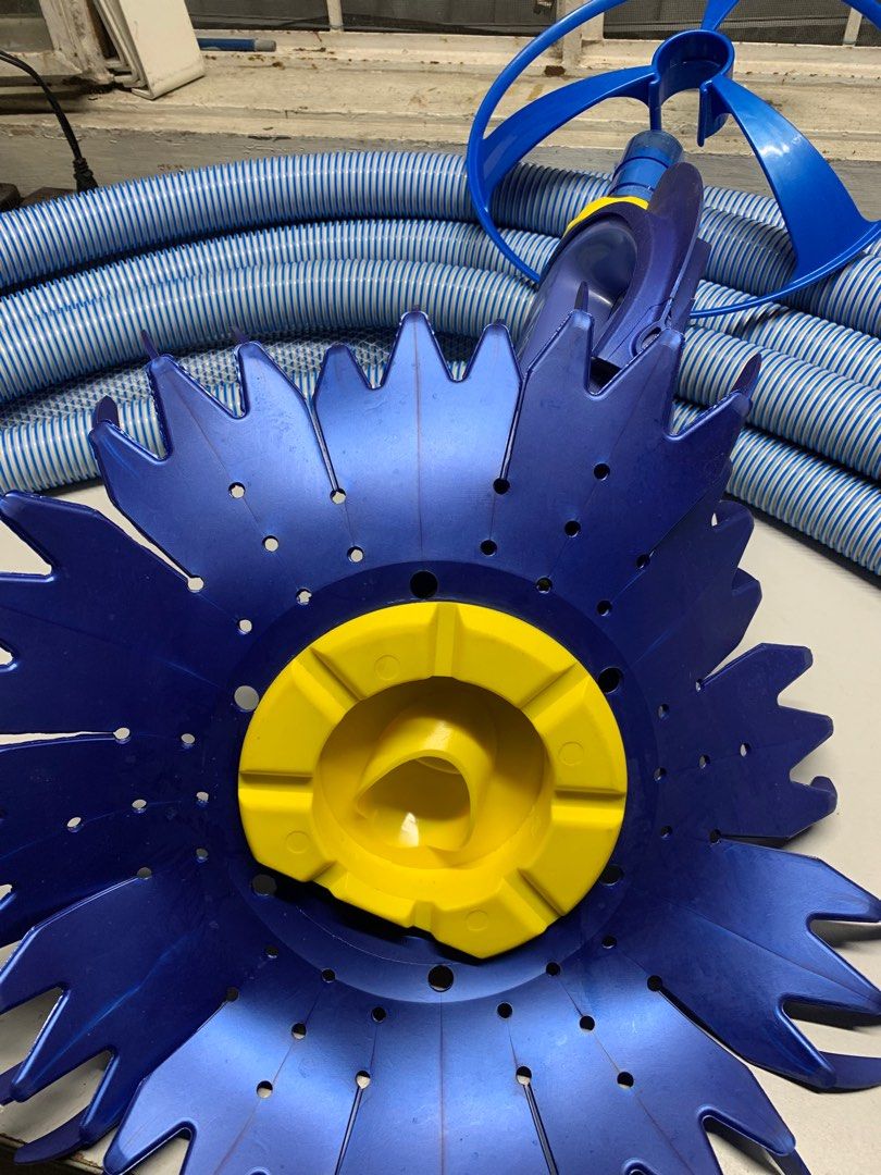 Automatic Pool Cleaner Baracuda Manta with 10meter Hose, Furniture ...