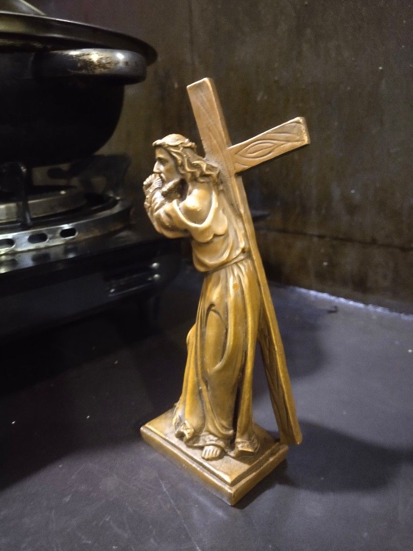 Brass Jesus carrying cross statue display, Hobbies & Toys, Memorabilia ...