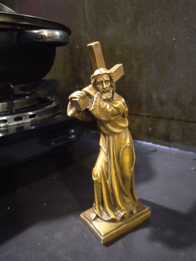 Brass Jesus carrying cross statue display, Hobbies & Toys, Memorabilia ...