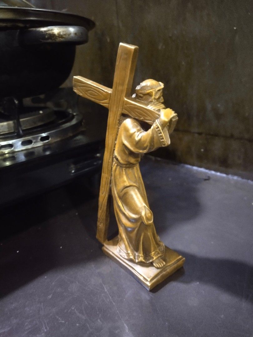 Brass Jesus carrying cross statue display, Hobbies & Toys, Memorabilia ...