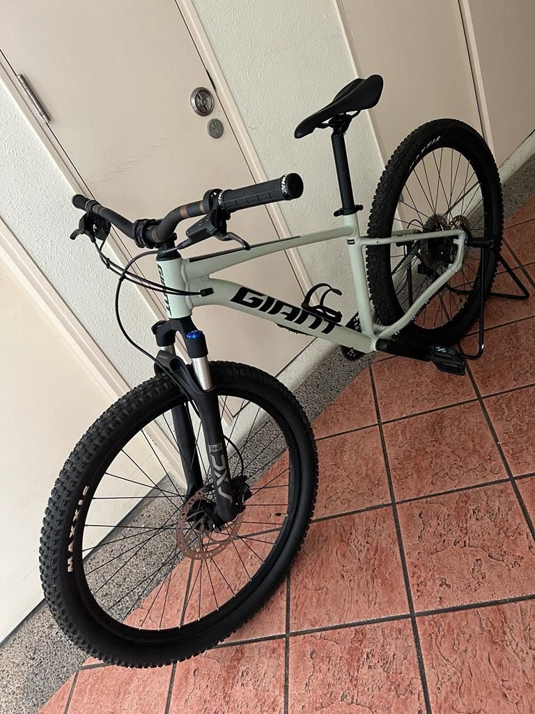 Giant Talon 1 2021 upgraded Nukeproof 830mm Handle bar, RaceFace Pedal ...