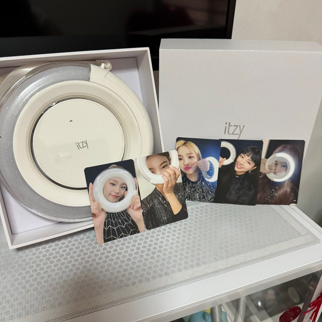 Itzy Lightring with pob set, Hobbies & Toys, Memorabilia & Collectibles ...