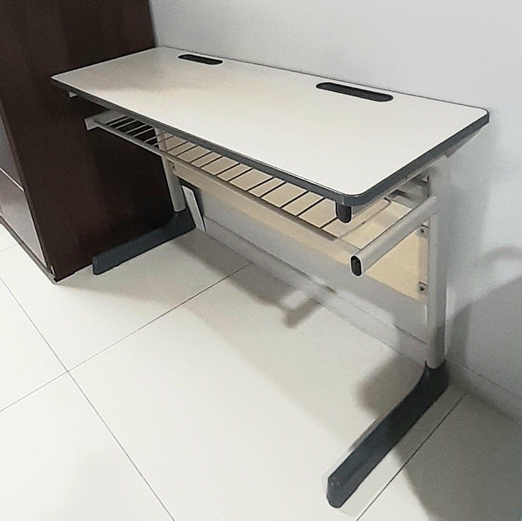 Meja komputer meja belajar informa, Perabotan Rumah di Carousell