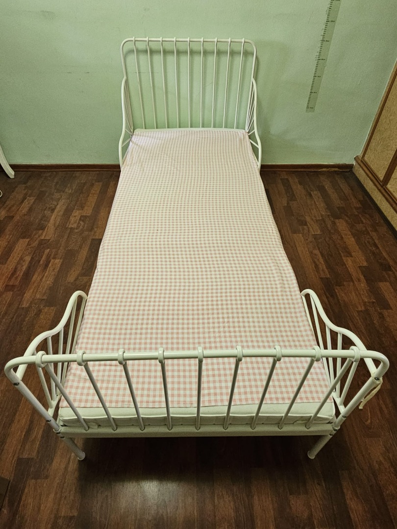 MINNEN Extendable bed frame with slatted bed base and mattress ...
