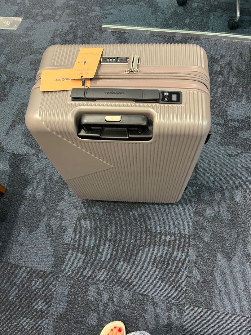 New Samsonite Zeltus 69cm Spinner Luggage (Expandable), Hobbies & Toys ...