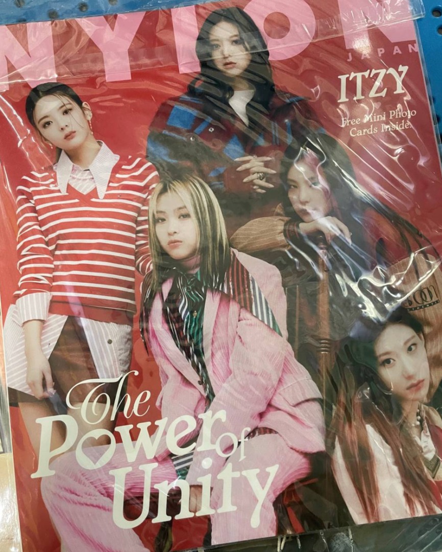 (SEALED) itzy nylon magazine, Hobbies & Toys, Memorabilia ...