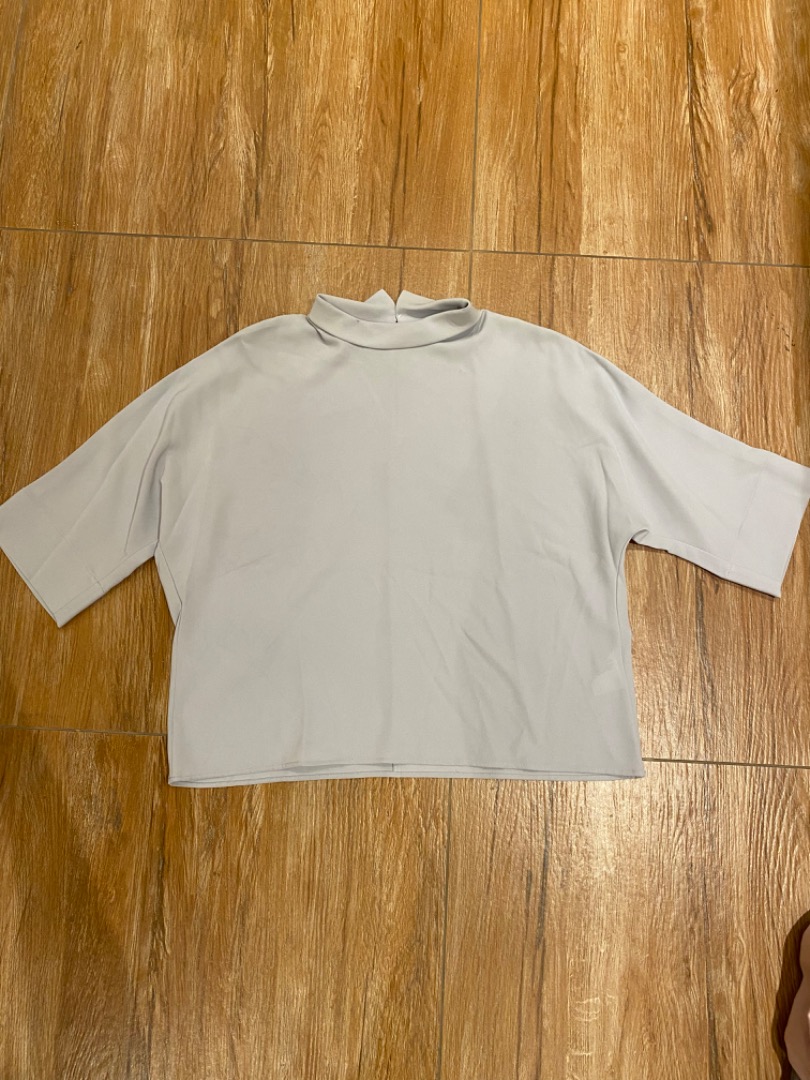 Uniqlo light gray top, Women's Fashion, Tops, Blouses on Carousell