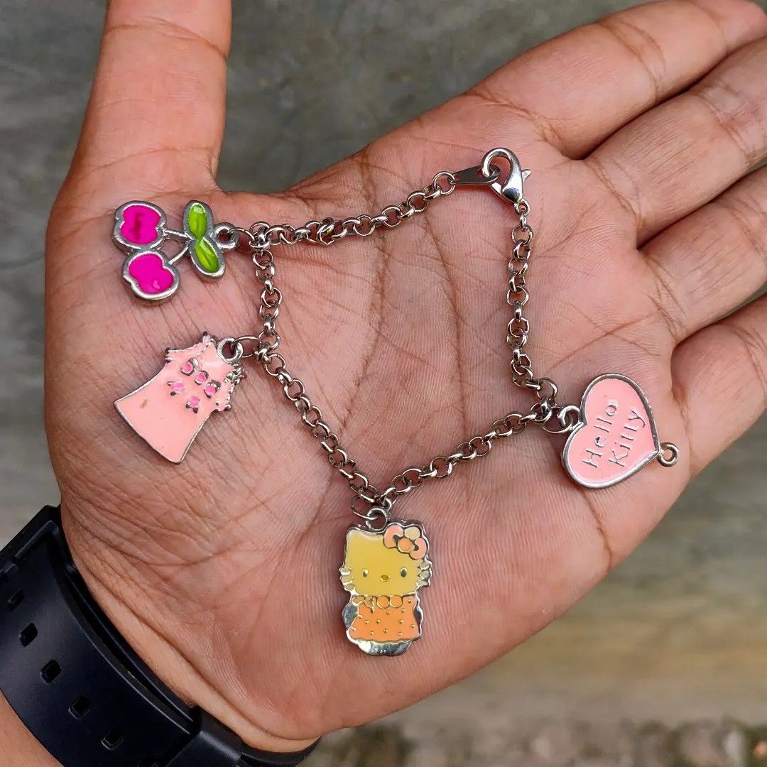 Coach x hello Kitty gelang, Fesyen Wanita, Aksesoris di Carousell