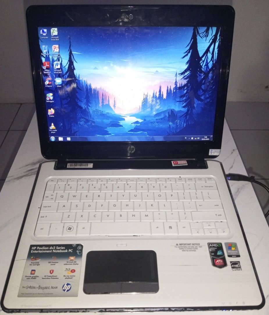 Laptop HP Pavilion warna putih untuk kebutuhan sekolah & kerja. Mulus ...