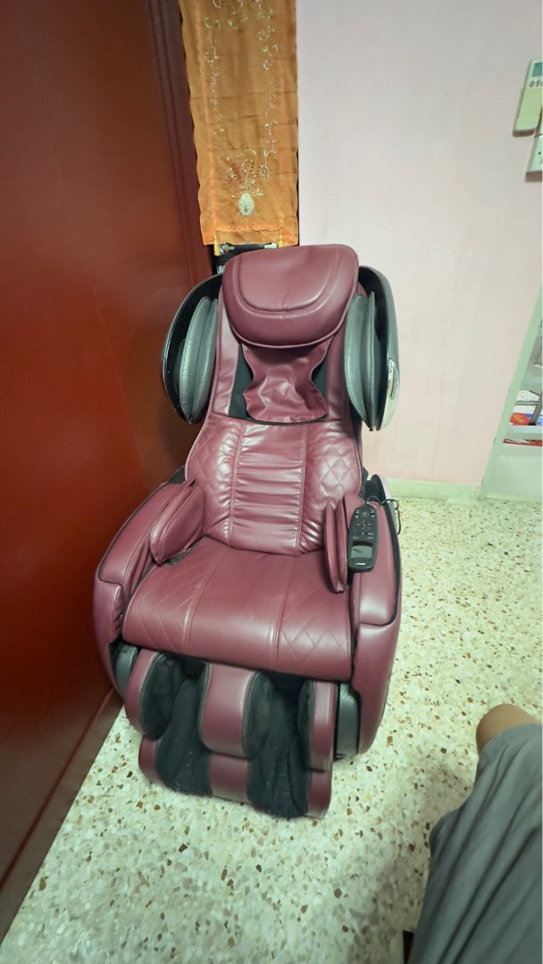 Osim Massage Chair, Furniture & Home Living, Furniture, Chairs on Carousell