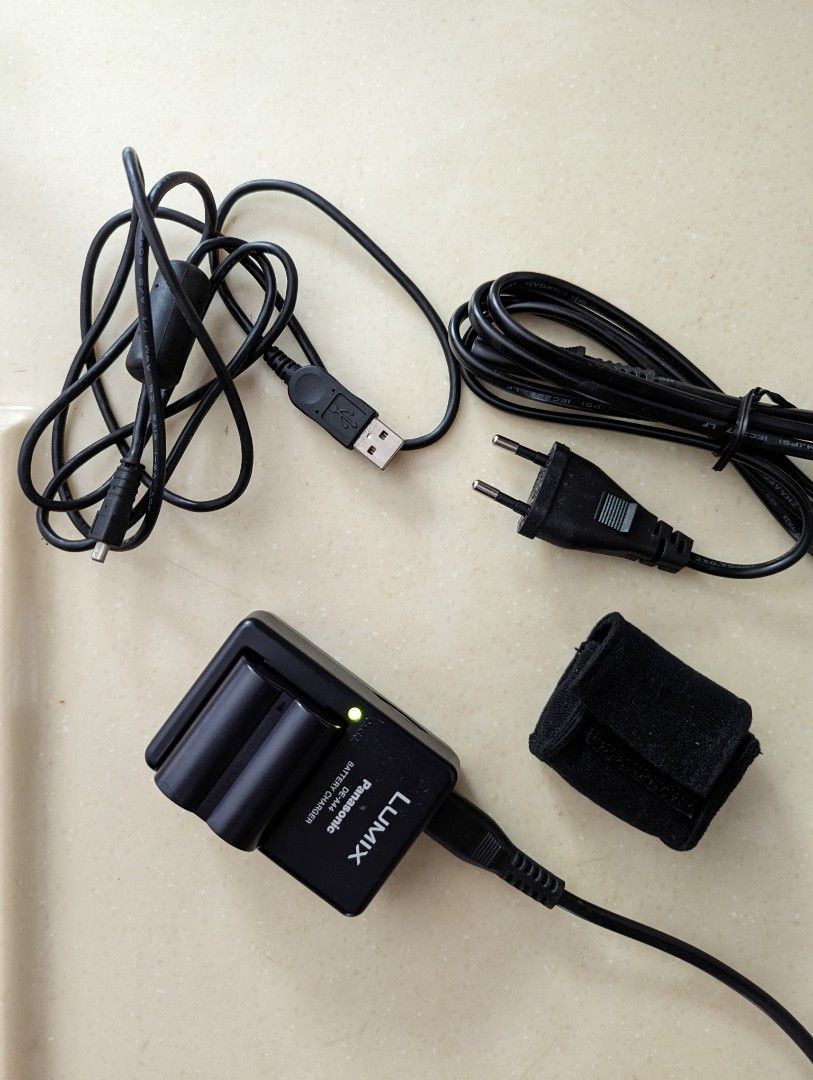 Panasonic Lumix DE-A44 battery charger and battery, Photography ...