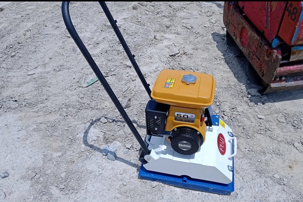 RENT Plate Compactor (12 kN, 78 KG, 432mm), Cars, Vehicle Rentals on ...