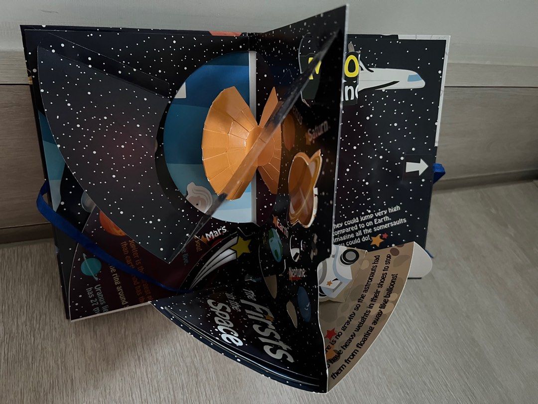 The 21st century 3D guide to the universe space pop up book, 興趣及遊戲, 書本 ...