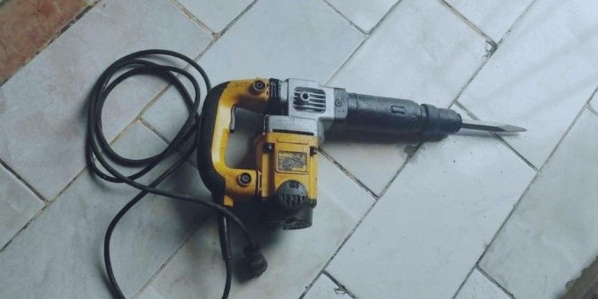 DEWALT CLASSIC CHIPPING GUN / DEMOLITION HAMMER GENUINE ORIGINAL LEGIT ...