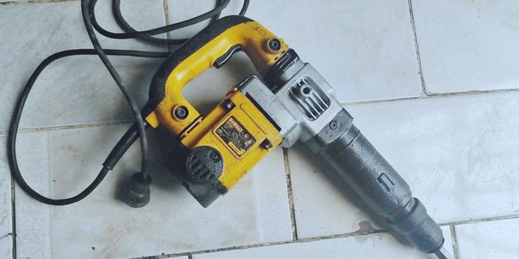 DEWALT CLASSIC CHIPPING GUN / DEMOLITION HAMMER GENUINE ORIGINAL LEGIT ...