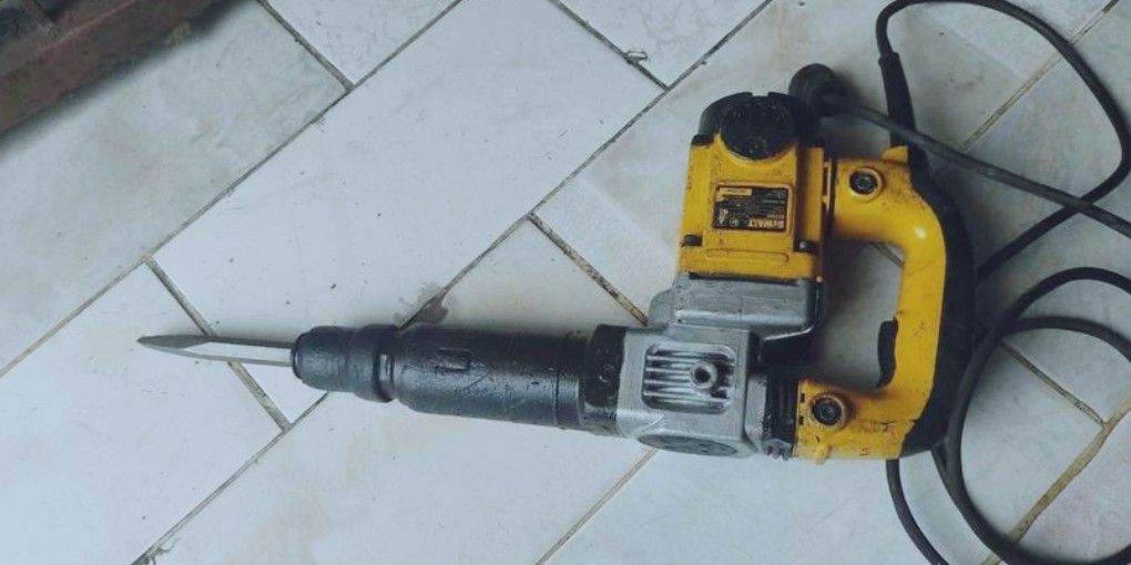 DEWALT CLASSIC CHIPPING GUN / DEMOLITION HAMMER GENUINE ORIGINAL LEGIT ...