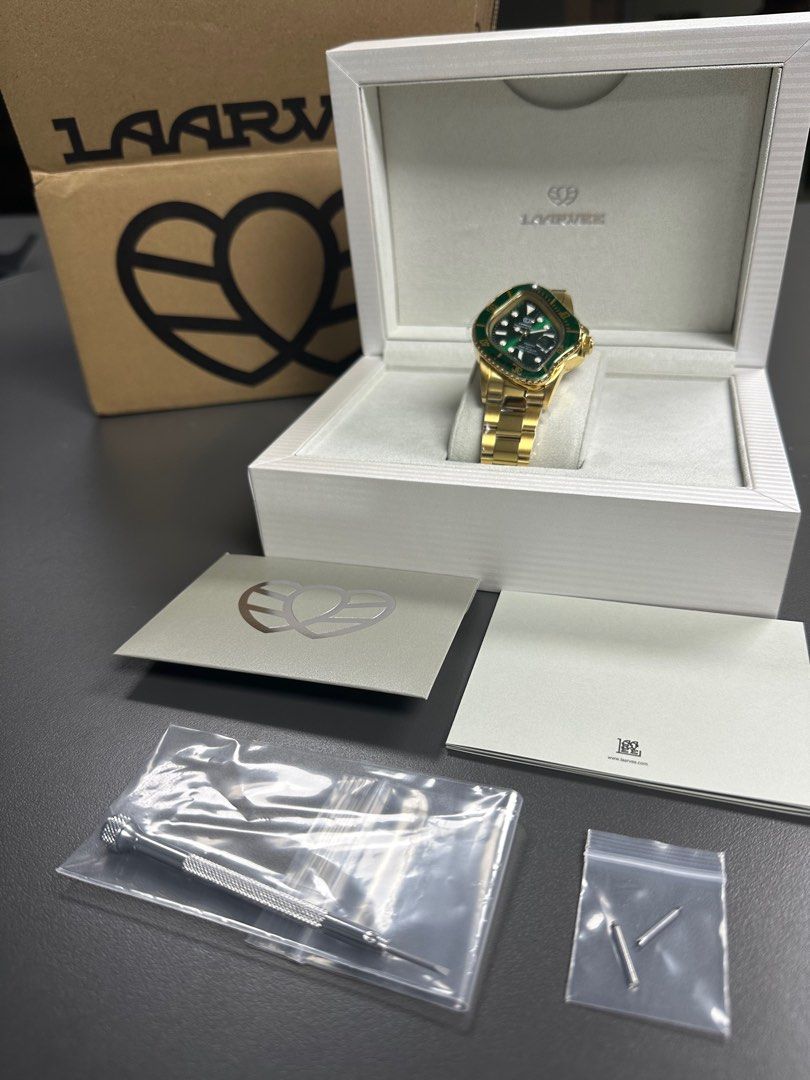 LAARVEE WATCH GOLD GREEN, 名牌, 手錶 - Carousell
