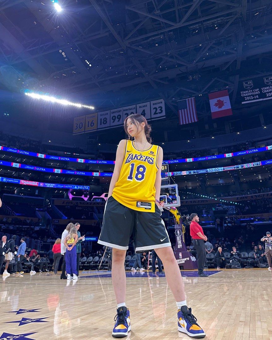 LE SSERAFIM X Lakers NBA 湖人客製球衣團 連廣告章 KAZUHA, 男裝, 運動服裝 - Carousell