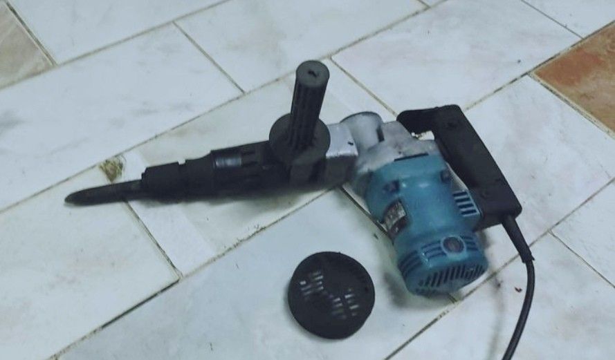 MAKITA HM0810TA CLASSIC CHIPPING GUN / DEMOLITION HAMMER HEX SHANK ...