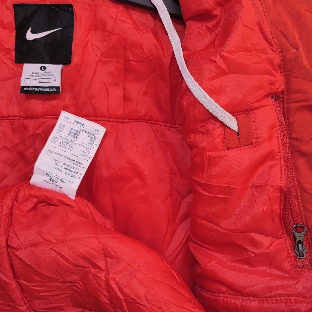 Outdoor jacket nike merah, Fesyen Pria, Pakaian , Baju Luaran di Carousell