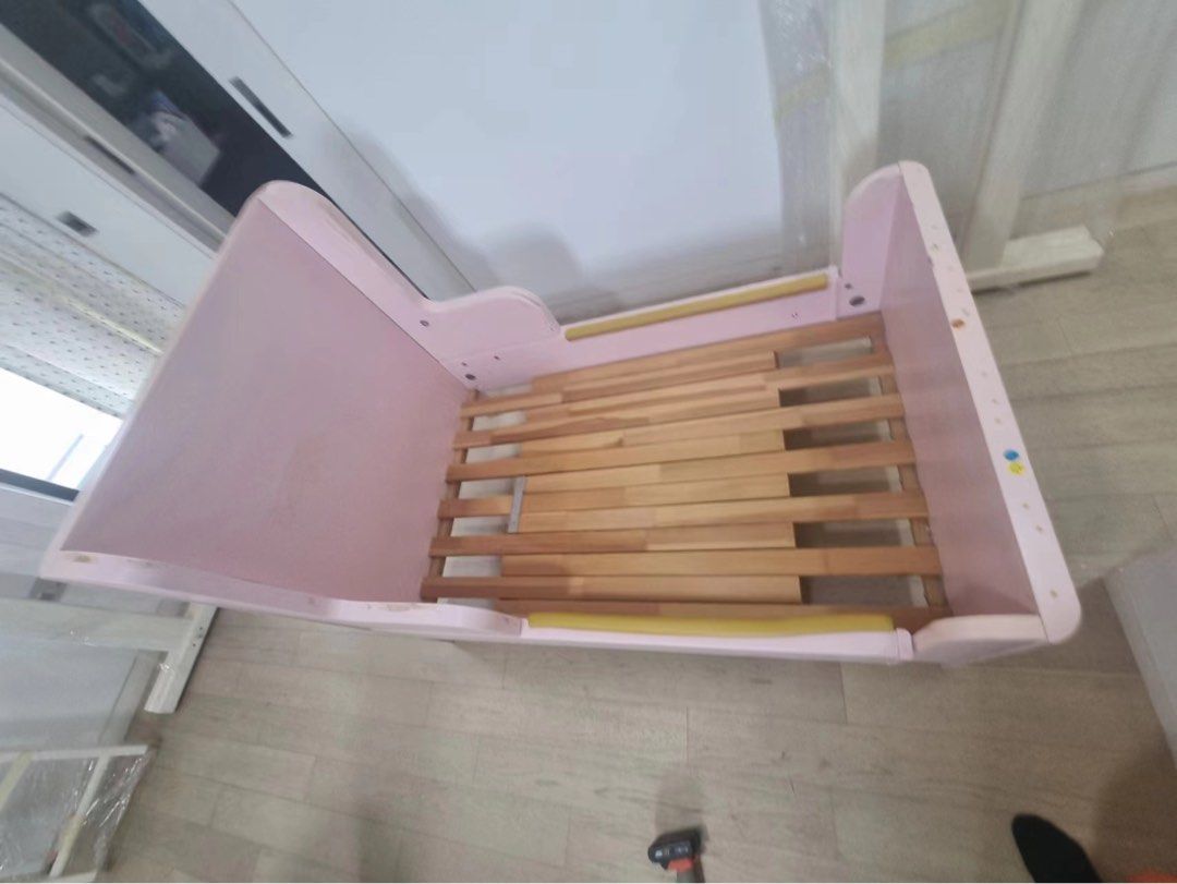 Retractable single bed, 90cm wide, Announcements on Carousell