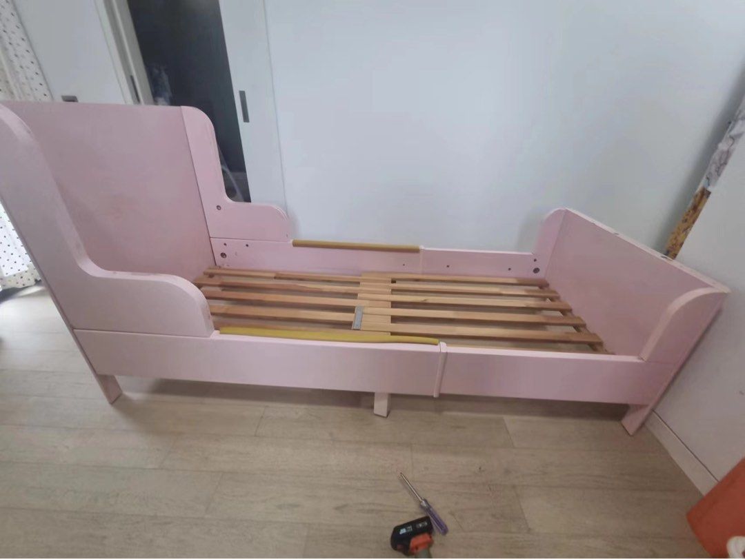 Retractable single bed, 90cm wide, Announcements on Carousell