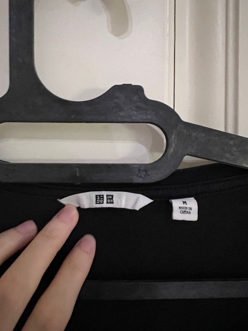 UNIQLO TOP BASIC, Fesyen Wanita, Pakaian Wanita, Atasan di Carousell